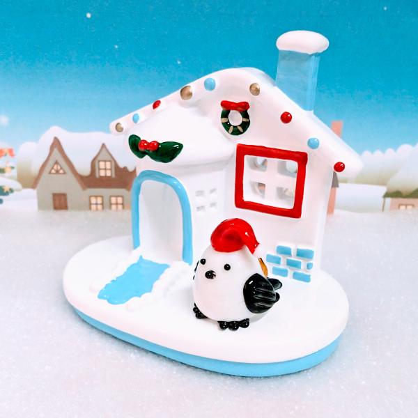 シマエナガサンタ（黒）とメルヘンハウス（青）のガラス細工の置物です。家はポリ製です。【大きさ】約高さ５５ミリ　　横幅６０ミリ　　　　　奥行４０ミリ＊商品は一つ一つ手造りのため大きさや色合いなどが写真と異なる場合がありますのでご了承をお願い致...