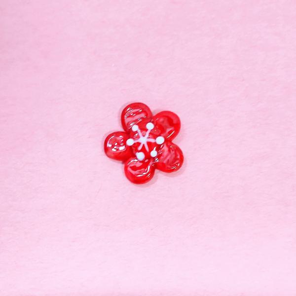 梅の花（赤）パーツのガラス細工の置物です。【大きさ】約高さ１５ミリ　　横幅１５ミリ＊商品は一つ一つ手造りのため大きさや色合いなどが写真と異なる場合がありますのでご了承をお願い致します。