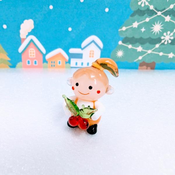 女の子とひいらぎのガラス細工の置物です。【大きさ】約高さ２７ミリ　　横幅１７ミリ　　　　　奥行１７ミリ＊商品は一つ一つ手造りのため大きさや色合いなどが写真と異なる場合がありますのでご了承をお願い致します。