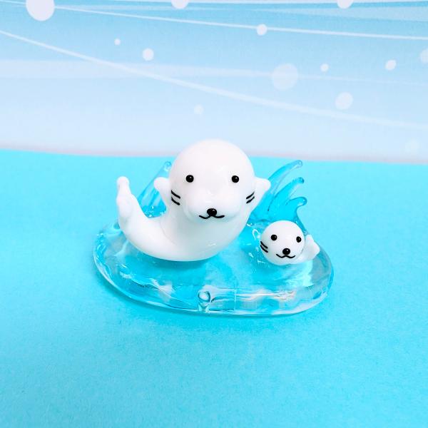 アザラシペア（横）と波台のガラス細工の置物です。【大きさ】約高さ２８ミリ　　横幅４５ミリ　　　　　奥行３０ミリ＊商品は一つ一つ手造りのため大きさや色合いなどが写真と異なる場合がありますのでご了承をお願い致します。