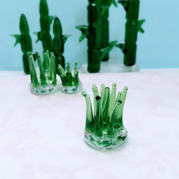 草（L)のガラス細工の置物です。【大きさ】約高さ１８ミリ　　横幅１５ミリ　　　　　奥行１８ミリ＊商品は一つ一つ手造りのため大きさや色合いなどが写真と異なる場合がありますのでご了承をお願い致します。