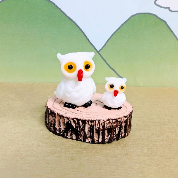 白ふくろう切り株ペアのガラス細工の置物です。切り株はポリ製です。【大きさ】約高さ３３ミリ　　横幅４０ミリ　　　　　奥行３３ミリ＊商品は一つ一つ手造りのため大きさや色合いなどが写真と異なる場合がありますのでご了承をお願い致します。