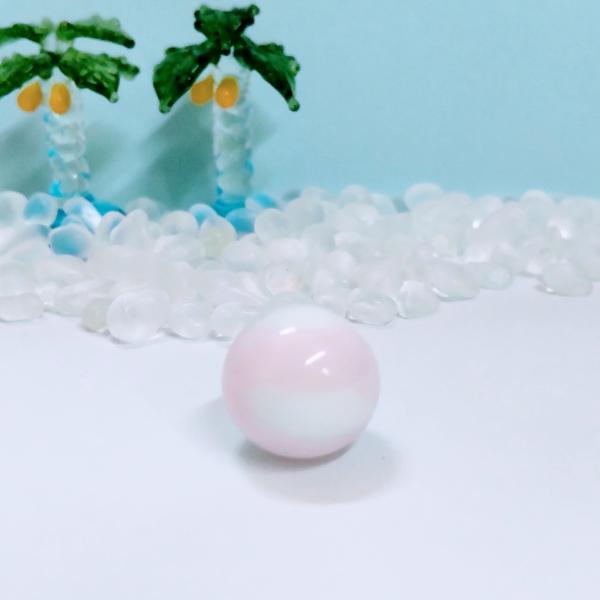 ビーチボールピンクのガラス細工の置物です。【大きさ】約直径１０ミリ＊商品は一つ一つ手造りのため大きさや色合いなどが写真と異なる場合がありますのでご了承をお願い致します。