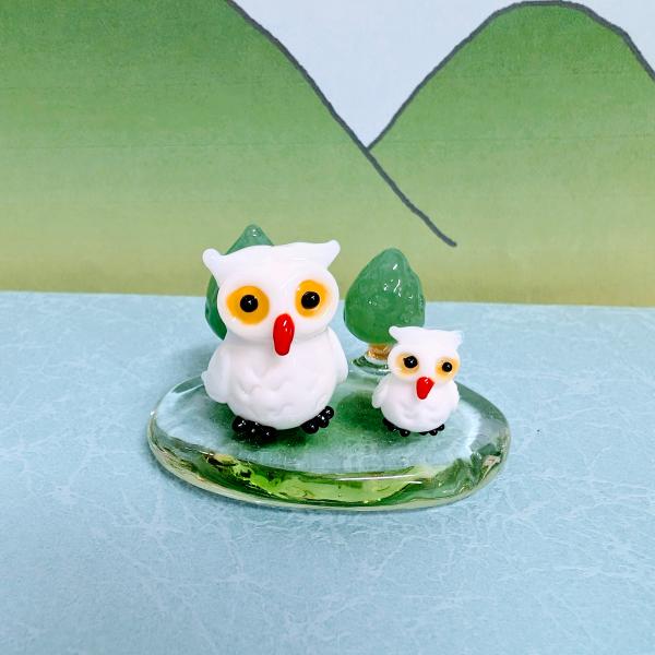 白ふくろう森の台ペア（L)のガラス細工の置物です。【大きさ】約高さ３０ミリ　　横幅５０ミリ　　　　　奥行３０ミリ＊商品は一つ一つ手造りのため大きさや色合いなどが写真と異なる場合がありますのでご了承をお願い致します。