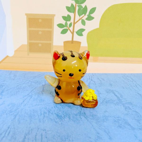 茶トラネコと豆まきのガラス細工の置物です。【大きさ】約高さ３０ミリ　　横幅３０ミリ　　　　　奥行２０ミリ＊商品は一つ一つ手造りのため大きさや色合いなどが写真と異なる場合がありますのでご了承をお願い致します。