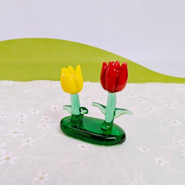 チューリップペア（赤/黄）のガラス細工の置物です。【大きさ】約高さ３０ミリ　　横幅２８ミリ　　　　　奥行１５ミリ＊商品は一つ一つ手造りのため大きさや色合いなどが写真と異なる場合がありますのでご了承をお願い致します。