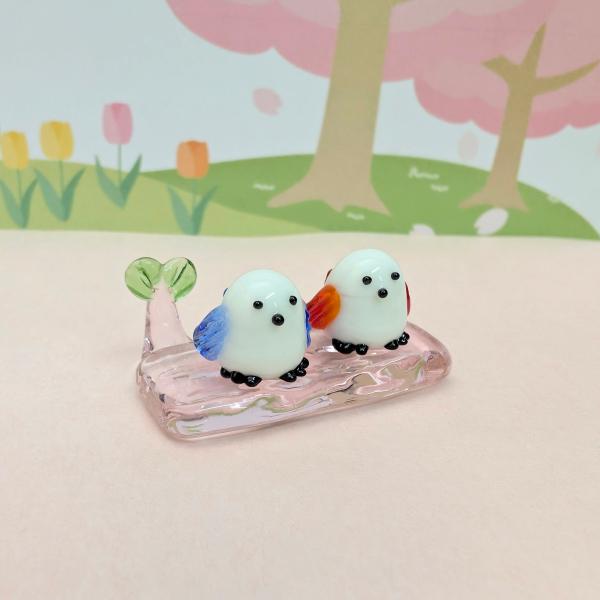 シマエナガ2人ベンチ（M)青/赤のガラス細工の置物です。【大きさ】約高さ１８ミリ　　横幅４０ミリ　　　　　奥行２２ミリ＊商品は一つ一つ手造りのため大きさや色合いなどが写真と異なる場合がありますのでご了承をお願い致します。