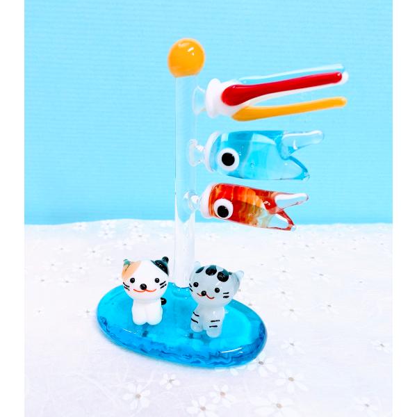 鯉のぼりとネコ（ミケ/サバトラ）のガラス細工の置物です。【大きさ】約高さ６８ミリ　　横幅４５ミリ　　　　　奥行２６ミリ＊商品は一つ一つ手造りのため大きさや色合いなどが写真と異なる場合がありますのでご了承をお願い致します。