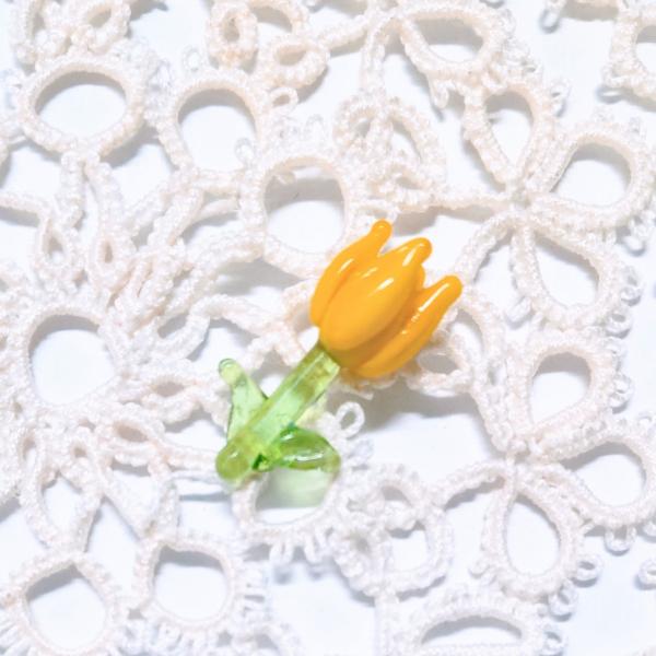 ミニパーツチューリップ黄色のガラス細工です。＊接着剤やパテで動物などに持たせると可愛いです。【大きさ】約高さ１７ミリ　　横幅７ミリ＊商品は一つ一つ手造りのため大きさや色合いなどが写真と異なる場合がありますのでご了承をお願い致します。　　　　　