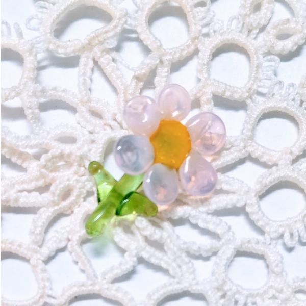 ミニパーツコスモスのガラス細工です。＊接着剤やパテで動物などに持たせると可愛いです。【大きさ】約高さ１７ミリ　　横幅１０ミリ＊商品は一つ一つ手造りのため大きさや色合いなどが写真と異なる場合がありますのでご了承をお願い致します。