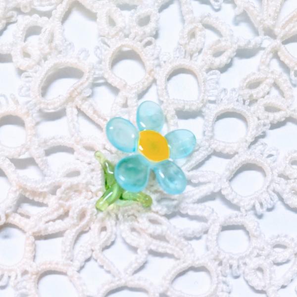 ミニパーツ忘れな草のガラス細工です。＊接着剤やパテで動物などに持たせると可愛いです。【大きさ】約高さ１７ミリ　　横幅１０ミリ＊商品は一つ一つ手造りのため大きさや色合いなどが写真と異なる場合がありますのでご了承をお願い致します。