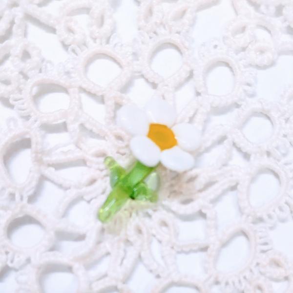 ミニパーツマーガレットのガラス細工です。＊接着剤やパテで動物などに持たせると可愛いです。【大きさ】約高さ１７ミリ　　横幅１０ミリ＊商品は一つ一つ手造りのため大きさや色合いなどが写真と異なる場合がありますのでご了承をお願い致します。