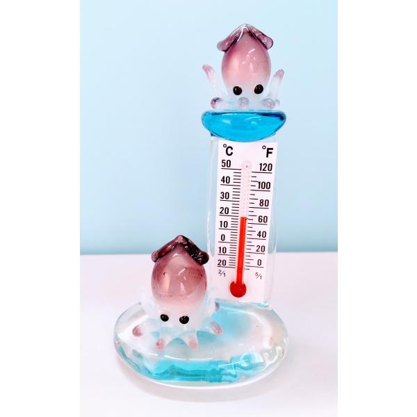 温度計（S)イカ紫NEWのガラス細工の置物です。【大きさ】約高さ７５ミリ　　横幅５０ミリ　　　　　奥行４０ミリ＊商品は一つ一つ手造りのため大きさや色合いなどが写真と異なる場合がありますのでご了承をお願い致します。