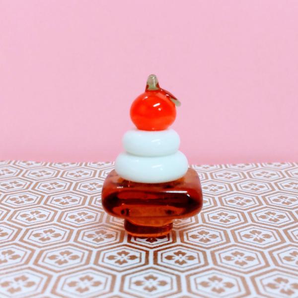 鏡もち（三方付）のガラス細工の置物です。【大きさ】約高さ３２ミリ　　横幅２０ミリ　　　　　奥行２０ミリ＊商品は一つ一つ手造りのため大きさや色合いなどが写真と異なる場合がありますのでご了承をお願い致します。