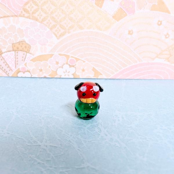 獅子舞い（ミニ）のガラス細工の置物です。【大きさ】約高さ１０ミリ　　横幅７ミリ　　　　　奥行６ミリ＊商品は一つ一つ手造りのため大きさや色合いなどが写真と異なる場合がありますのでご了承をお願い致します。