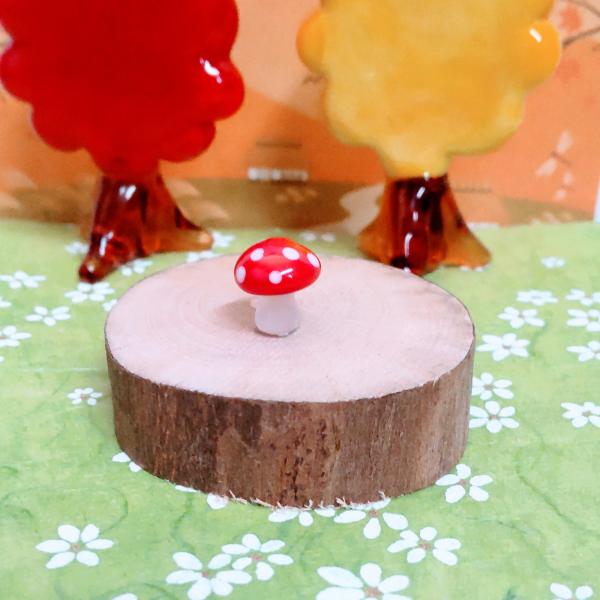 きのこ（ミニ)赤のガラス細工の置物です。【大きさ】約高さ１０ミリ　　横幅１０ミリ　　　　　奥行１０ミリ＊商品は一つ一つ手造りのため大きさや色合いなどが写真と異なる場合がありますのでご了承をお願い致します。