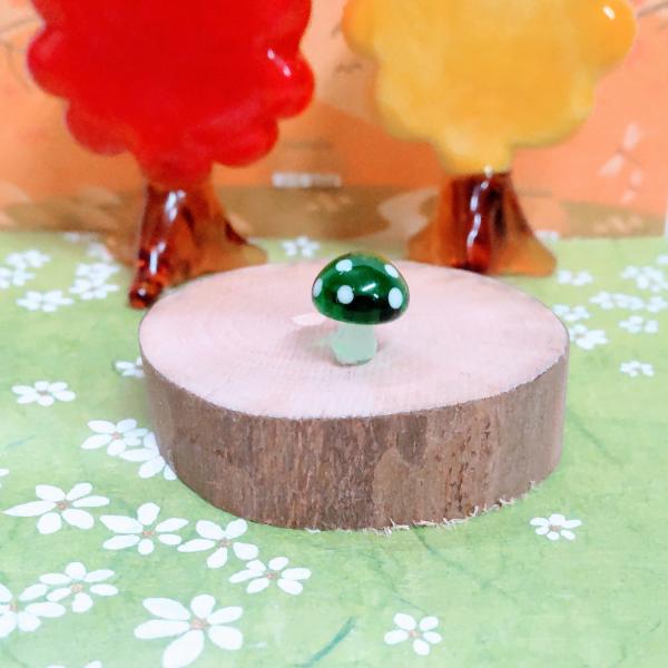 きのこ（ミニ)緑のガラス細工の置物です。【大きさ】約高さ１０ミリ　　横幅１０ミリ　　　　　奥行１０ミリ＊商品は一つ一つ手造りのため大きさや色合いなどが写真と異なる場合がありますのでご了承をお願い致します。