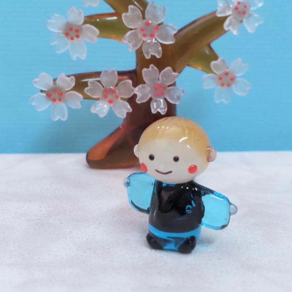 男の子と着物のガラス細工の置物です。【大きさ】約高さ２５ミリ　　横幅２３ミリ　　　　　奥行１４ミリ＊商品は一つ一つ手造りのため大きさや色合いなどが写真と異なる場合がありますのでご了承をお願い致します。