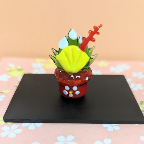 門松（L)のガラス細工の置物です。（商品は1個の値段です。）【大きさ】約高さ３５ミリ　　横幅２５ミリ　　　　　奥行１８ミリ＊商品は一つ一つ手造りのため大きさや色合いなどが写真と異なる場合がありますのでご了承をお願い致します。