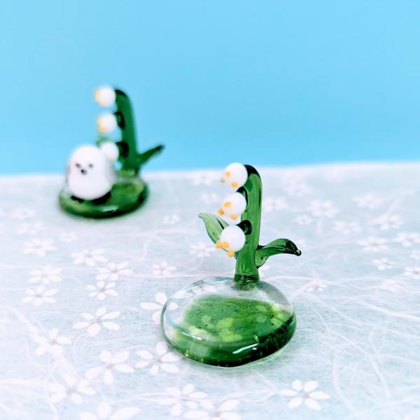 スズランミニステージのガラス細工の置物です。【大きさ】約高さ２５ミリ　　横幅２２ミリ　　　　　奥行２２ミリ＊商品は一つ一つ手造りのため大きさや色合いなどが写真と異なる場合がありますのでご了承をお願い致します。