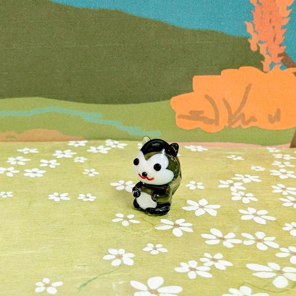 エゾモモンガ（S)のガラス細工の置物です。【大きさ】約高さ１６ミリ　　横幅１０ミリ　　　　　奥行１３ミリ＊商品は一つ一つ手造りのため大きさや色合いなどが写真と異なる場合がありますのでご了承をお願い致します。