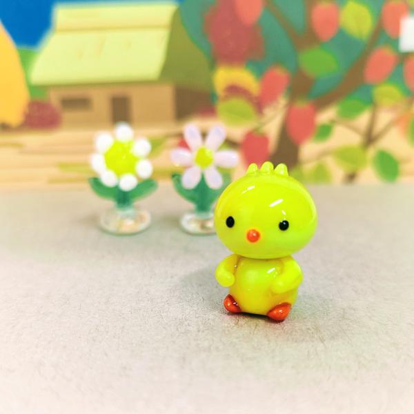 ヒヨコさん（手が前）ミニチュア雑貨のガラス細工の置物です。【大きさ】約高さ２２ミリ　　横幅１５ミリ　　　　　奥行１５ミリ＊商品は一つ一つ手造りのため大きさや色合いなどが写真と異なる場合がありますのでご了承をお願い致します。