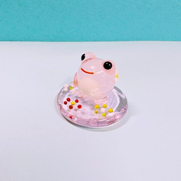 花台（S)花カエル（ピンク）のガラス細工です。【大きさ】約高さ２０ミリ　　横幅２５ミリ　　　　　奥行２５ミリ＊商品は一つ一つ手造りのため大きさや色合いなどが写真と異なる場合がありますのでご了承をお願い致します。