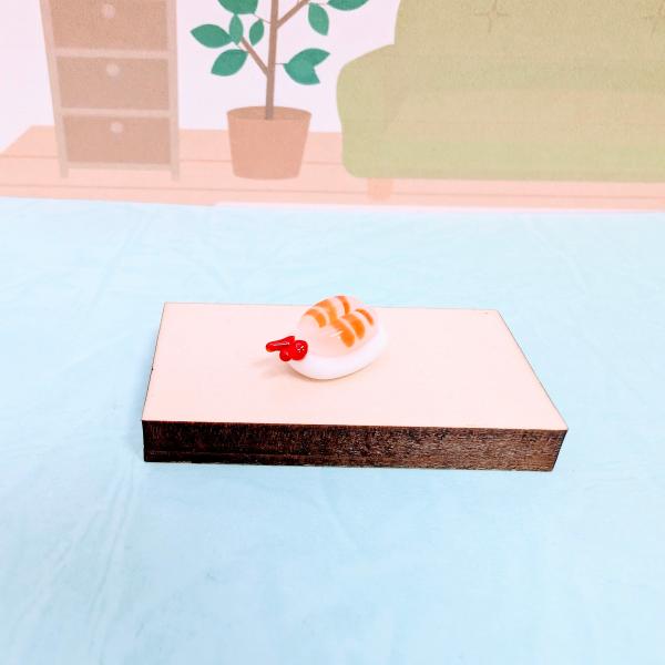 お寿司えび（S)のガラス細工の置物です。【大きさ】約高さ７ミリ　　横幅７ミリ　　　　　奥行１５ミリ＊商品は一つ一つ手造りのため大きさや色合いなどが写真と異なる場合がありますのでご了承をお願い致します。