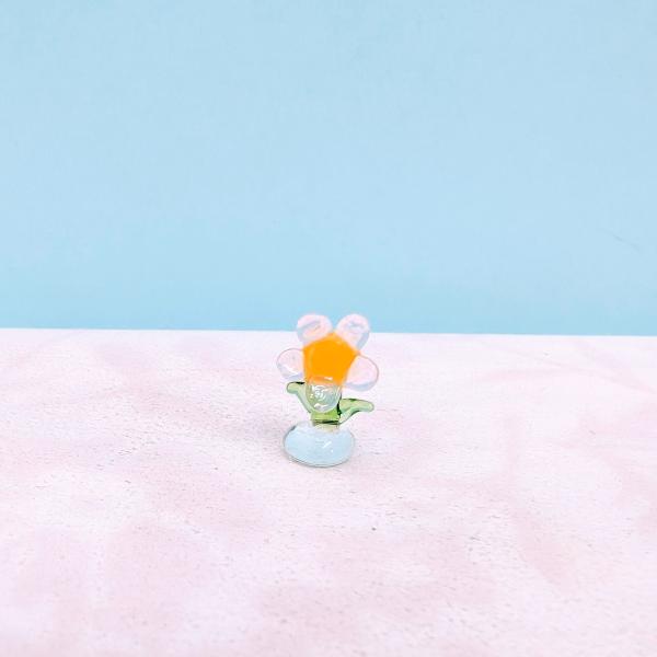 ピンクの花（ミニ）のガラス細工の置物です。【大きさ】約高さ１５ミリ　　横幅８ミリ　　　　　奥行６ミリ＊商品は一つ一つ手造りのため大きさや色合いなどが写真と異なる場合がありますのでご了承をお願い致します。
