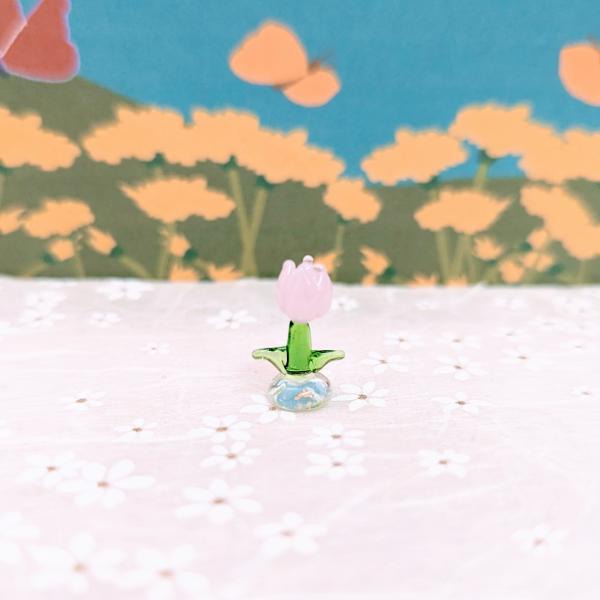 チューリップ（ミニ）ピンクのガラス細工の置物です。【大きさ】約高さ１８ミリ　　横幅１０ミリ　　　　　奥行８ミリ＊商品は一つ一つ手造りのため大きさや色合いなどが写真と異なる場合がありますのでご了承をお願い致します。