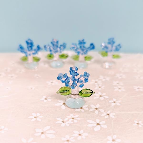 ラベンダー（S)のガラス細工の置物です。【大きさ】約高さ２０ミリ　　横幅２０ミリ　　　　　奥行１１ミリ＊商品は一つ一つ手造りのため大きさや色合いなどが写真と異なる場合がありますのでご了承をお願い致します。