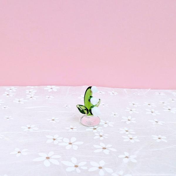 スズラン（ミニ）のガラス細工の置物です。【大きさ】約高さ１７ミリ　　横幅１２ミリ　　　　　奥行１０ミリ＊商品は一つ一つ手造りのため大きさや色合いなどが写真と異なる場合がありますのでご了承をお願い致します。