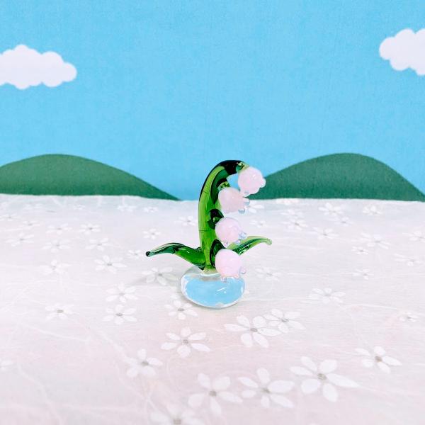 スズラン（M)ピンクのガラス細工の置物です。【大きさ】約高さ２７ミリ　　横幅２５ミリ　　　　　奥行１５ミリ＊商品は一つ一つ手造りのため大きさや色合いなどが写真と異なる場合がありますのでご了承をお願い致します。