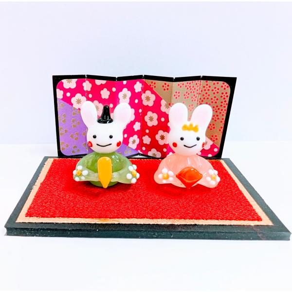 うさぎ雛人形セット（L)台、びょうぶ付のガラス細工の置物です。【大きさ】約高さ３０ミリ　　横幅２３ミリ　　　　　奥行２０ミリ＊商品は一つ一つ手造りのため大きさや色合いなどが写真と異なる場合がありますのでご了承をお願い致します。