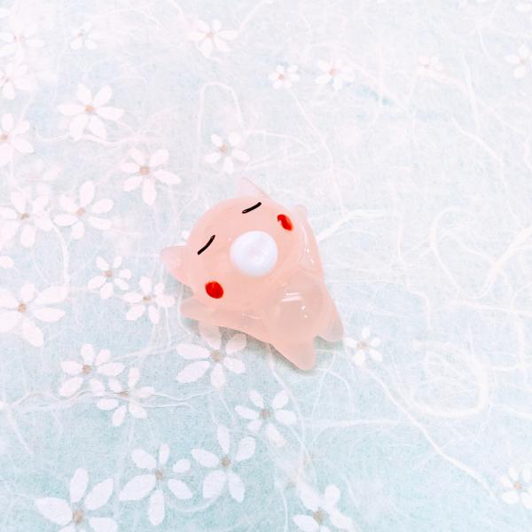 居眠りブタ（S)仰向けのガラス細工の置物です。【大きさ】約高さ１２ミリ　　横幅１８ミリ　　　　　奥行２２ミリ＊商品は一つ一つ手造りのため大きさや色合いなどが写真と異なる場合がありますのでご了承をお願い致します。