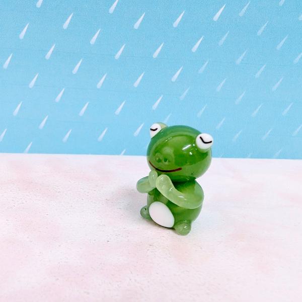 お願いカエルのガラス細工の置物です。【大きさ】約高さ２２ミリ　　横幅１５ミリ　　　　　奥行１５ミリ＊商品は一つ一つ手造りのため大きさや色合いなどが写真と異なる場合がありますのでご了承をお願い致します。