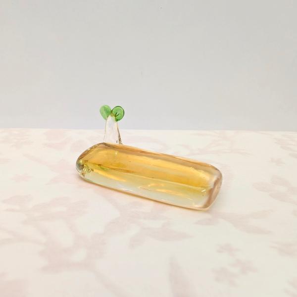 切り株ベンチ（M)クリア茶のガラス細工の置物です。【大きさ】約高さ１８ミリ　　横幅３８ミリ　　　　　奥行１７ミリ＊商品は一つ一つ手造りのため大きさや色合いなどが写真と異なる場合がありますのでご了承をお願い致します。