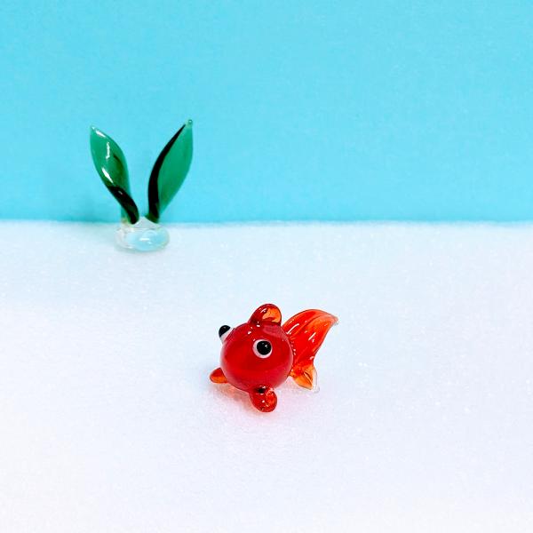 金魚（S)赤のガラス細工の置物です。【大きさ】約高さ１３ミリ　　横幅１２ミリ　　　　　奥行２０ミリ＊商品は一つ一つ手造りのため大きさや色合いなどが写真と異なる場合がありますのでご了承をお願い致します。