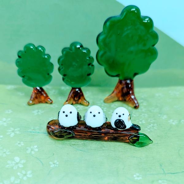 シマエナガ3人ベンチ（M)のガラス細工の置物です。【大きさ】約高さ１８ミリ　　横幅５５ミリ　　　　　奥行１７ミリ＊商品は一つ一つ手造りのため大きさや色合いなどが写真と異なる場合がありますのでご了承をお願い致します。