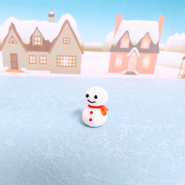 雪だるま（ミニ）赤のガラス細工の置物です。【大きさ】約高さ１２ミリ　　横幅８ミリ　　　　　奥行８ミリ＊商品は一つ一つ手造りのため大きさや色合いなどが写真と異なる場合がありますのでご了承をお願い致します。