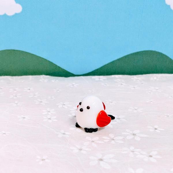 シマエナガ（S)赤のガラス細工の置物です。【大きさ】約高さ１３ミリ　　横幅１０ミリ　　　　　奥行１８ミリ＊商品は一つ一つ手造りのため大きさや色合いなどが写真と異なる場合がありますのでご了承をお願い致します。