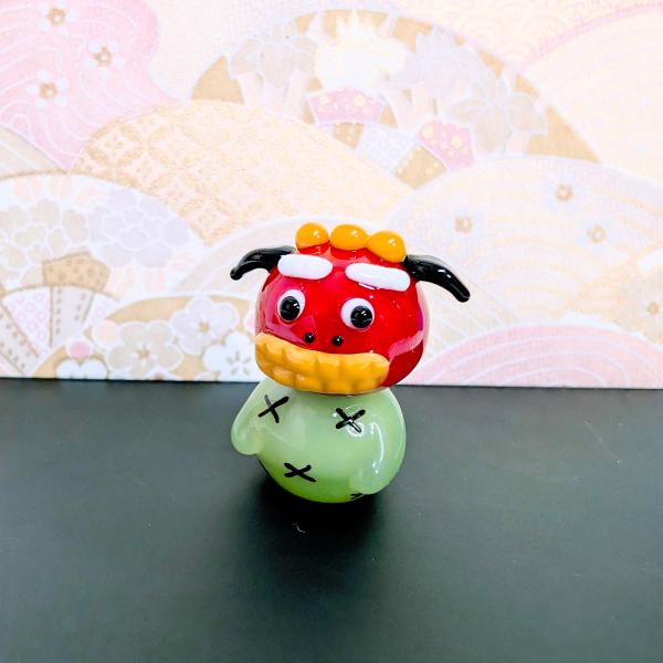 ししまい（M)のガラス細工の置物です。【大きさ】約高さ２５ミリ　　横幅２０ミリ　　　　　奥行１６ミリ＊商品は一つ一つ手造りのため大きさや色合いなどが写真と異なる場合がありますのでご了承をお願い致します。