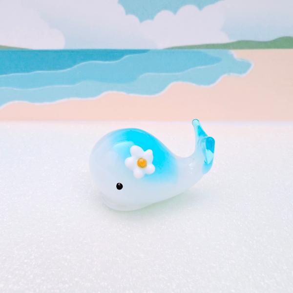 花クジラのガラス細工の置物です。【大きさ】約高さ２３ミリ　　横幅２３ミリ　　　　　奥行３５ミリ＊商品は一つ一つ手造りのため大きさや色合いなどが写真と異なる場合がありますのでご了承をお願い致します。