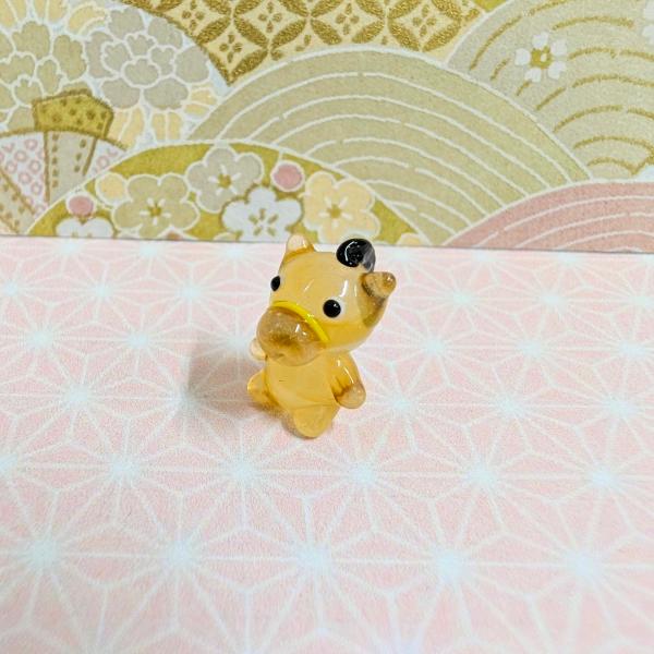 うま（立）ミニ（茶）のガラス細工の置物です。【大きさ】約高さ１５ミリ　　横幅１０ミリ　　　　　奥行１２ミリ＊商品は一つ一つ手造りのため大きさや色合いなどが写真と異なる場合がありますのでご了承をお願い致します。