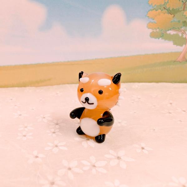レッサーパンダ（立）のガラス細工の置物です。【大きさ】約高さ２４ミリ　　横幅１５ミリ　　　　　奥行２０ミリ＊商品は一つ一つ手造りのため大きさや色合いなどが写真と異なる場合がありますのでご了承をお願い致します。