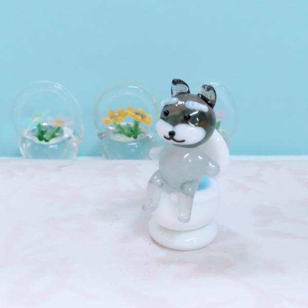 トイレシュナウザーのガラス細工の置物です。【大きさ】約高さ３５ミリ　　横幅２０ミリ　　　　　奥行２５ミリ＊商品は一つ一つ手造りのため大きさや色合いなどが写真と異なる場合がありますのでご了承をお願い致します。