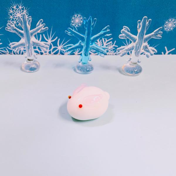 雪うさぎ（S)ピンクのガラス細工の置物です。【大きさ】約高さ１０ミリ　　横幅１３ミリ　　　　　奥行１９ミリ＊商品は一つ一つ手造りのため大きさや色合いなどが写真と異なる場合がありますのでご了承をお願い致します。