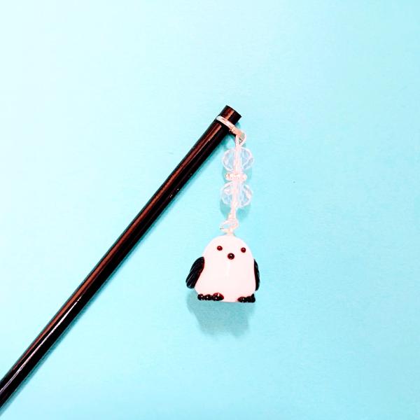 ビーズ耳かきシマエナガ黒のガラス細工です。＊金具はガラスのカットビーズを使用しています。【大きさ】約全長１２０ミリ＊商品は一つ一つ手造りのため大きさや色合いなどが写真と異なる場合がありますのでご了承をお願い致します。