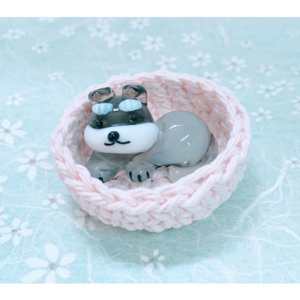 イヌベット（M)シュナウザーのガラス細工の置物です。＊ベットは綿１００％手編みです。色が変わる場合がありますのでご了承をお願い致します。【大きさ】約高さ１５ミリ　　直径４０ミリ（ベットの大きさ）＊商品は一つ一つ手造りのため大きさや色合いなど...