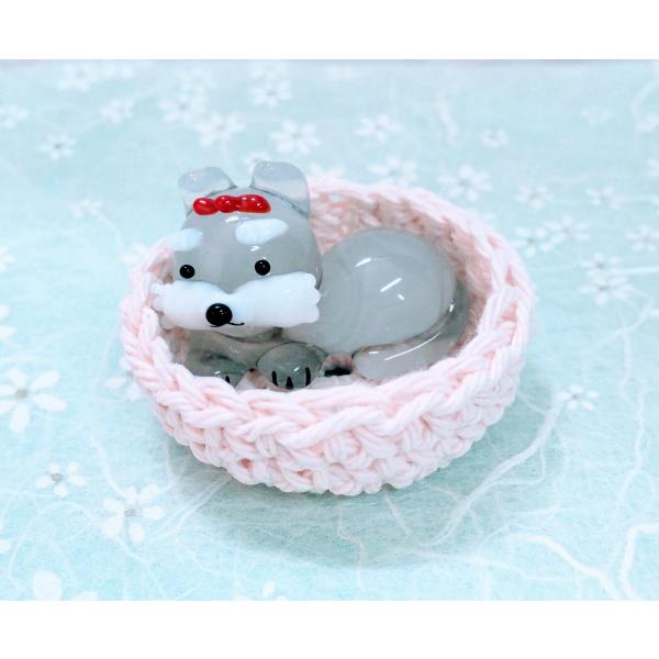 イヌベット（M)ヨークシャーテリアのガラス細工の置物です。＊ベットは綿１００％手編みです。色が変わる場合がありますのでご了承をお願い致します。【大きさ】約高さ１５ミリ　　直径４０ミリ　（ベットの大きさ）＊商品は一つ一つ手造りのため大きさや色...